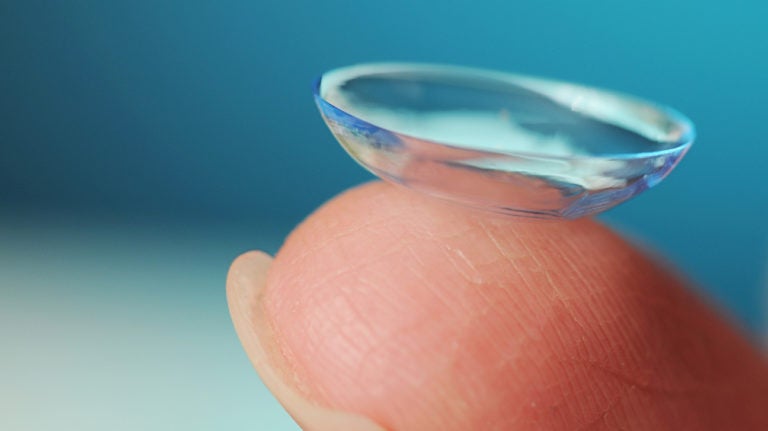 The Safest Way To Put In Contact Lenses