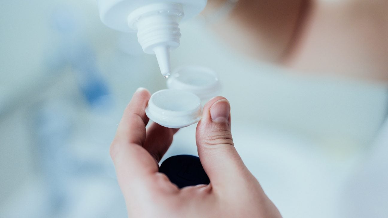 The 4 Best Contact Lens Solutions & Ingredients to Know