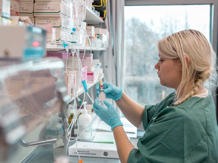 What to Know About Vinorelbine and Navelbine: Uses & Availability