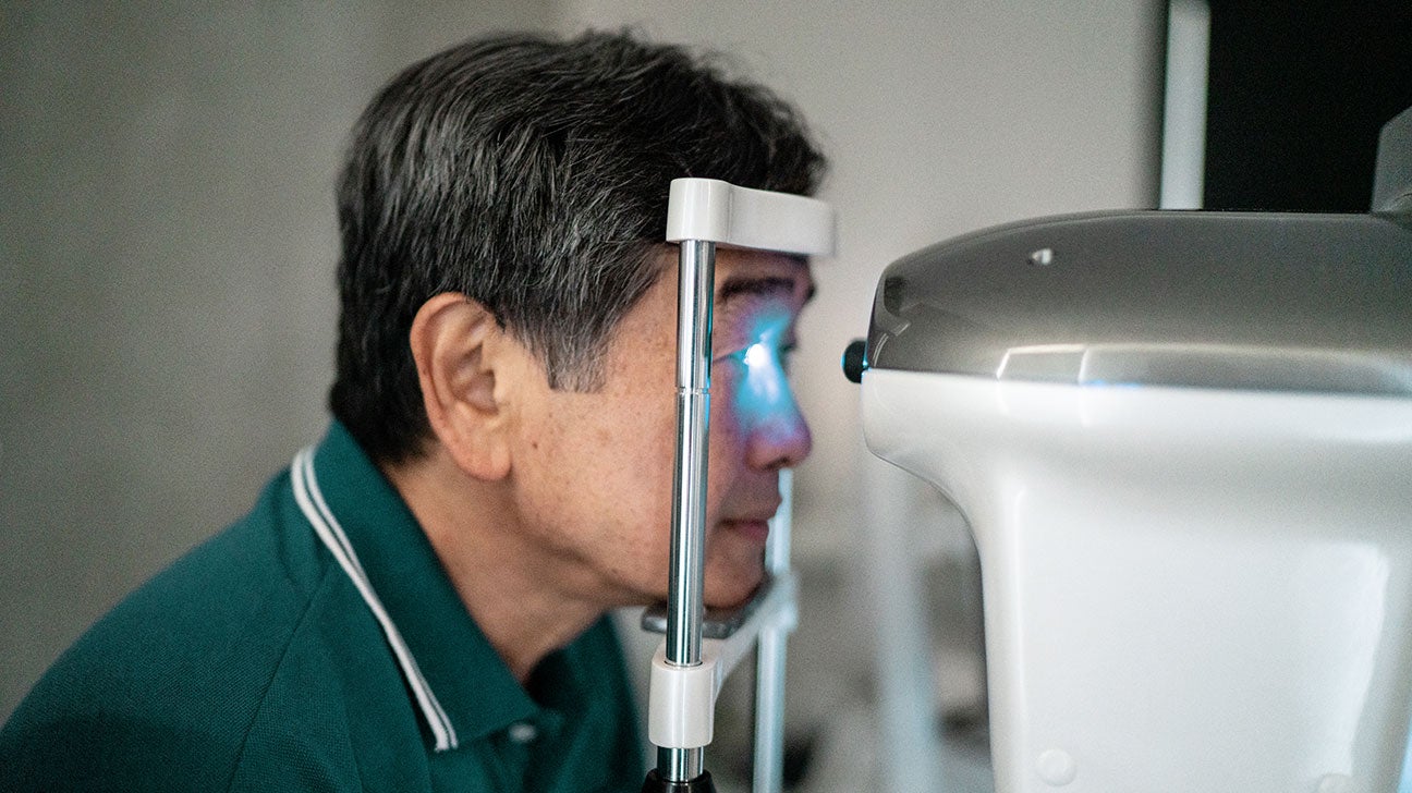 Dry Age-Related Macular Degeneration: Symptoms, Causes