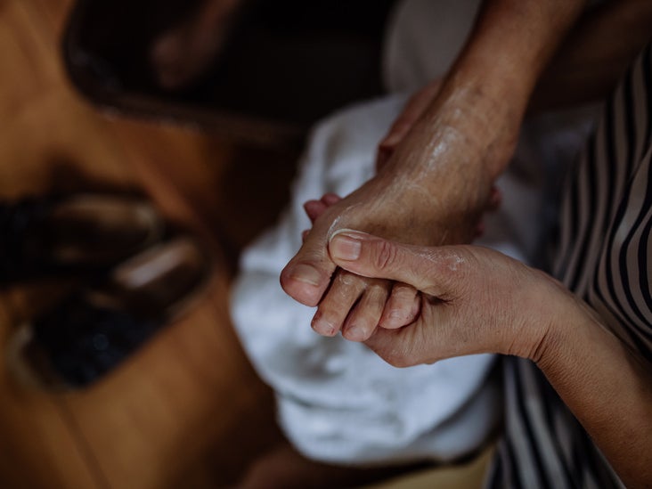 Psoriasis on Feet: Symptoms, Causes, Pictures, and Treatment